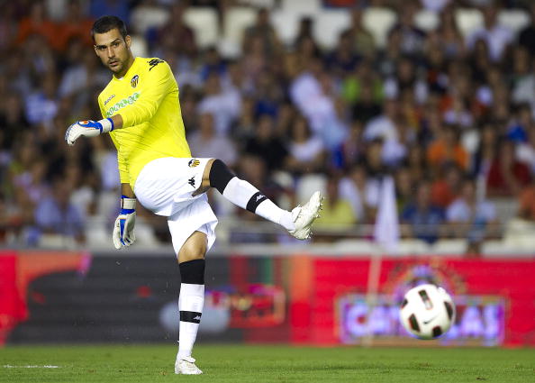 Atletico Madrid sign goalkeeper Moya prompting Chelsea return for ...