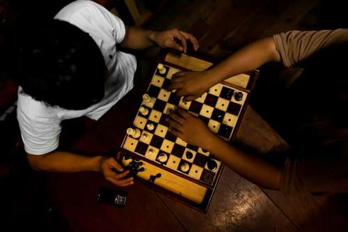 How do blind players play chess?